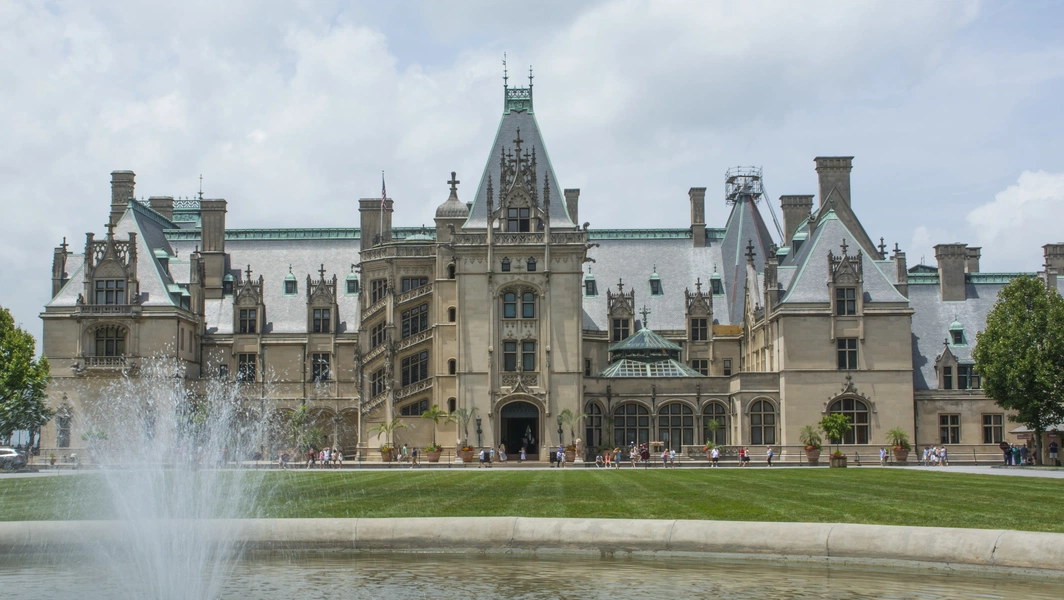 US and Europe castles draw travelers with fairytale allure