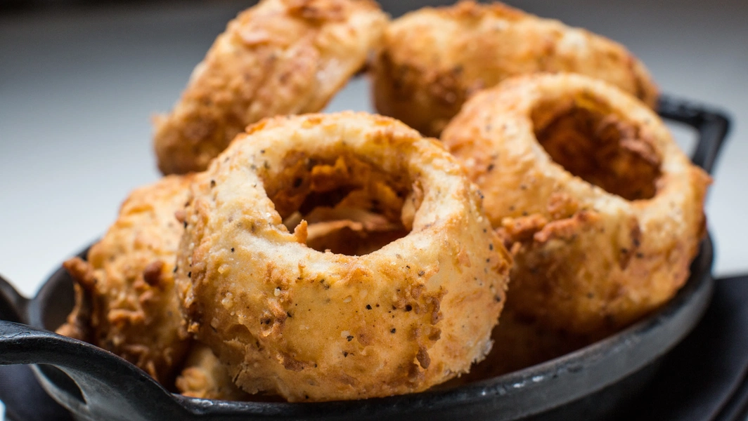 Flour and batter techniques for crispy onion rings
