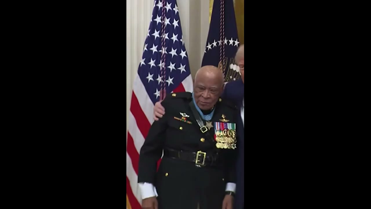 Trump links arms with 88-year-old vet at medal ceremony