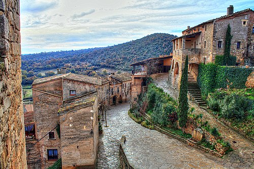 Montsonís: The medieval village with an inhabited castle