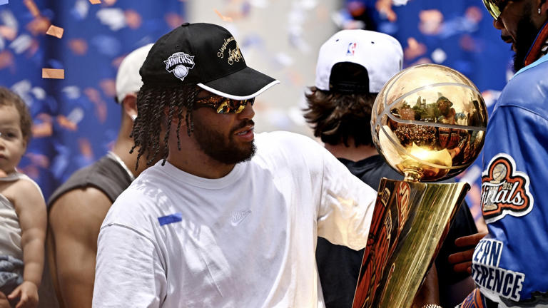 Knicks fan in hot water after stealing themed NYC trash can