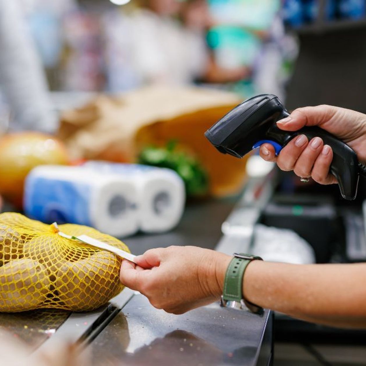 « C'est le plus sale » : l'endroit du supermarché que les caissières ...