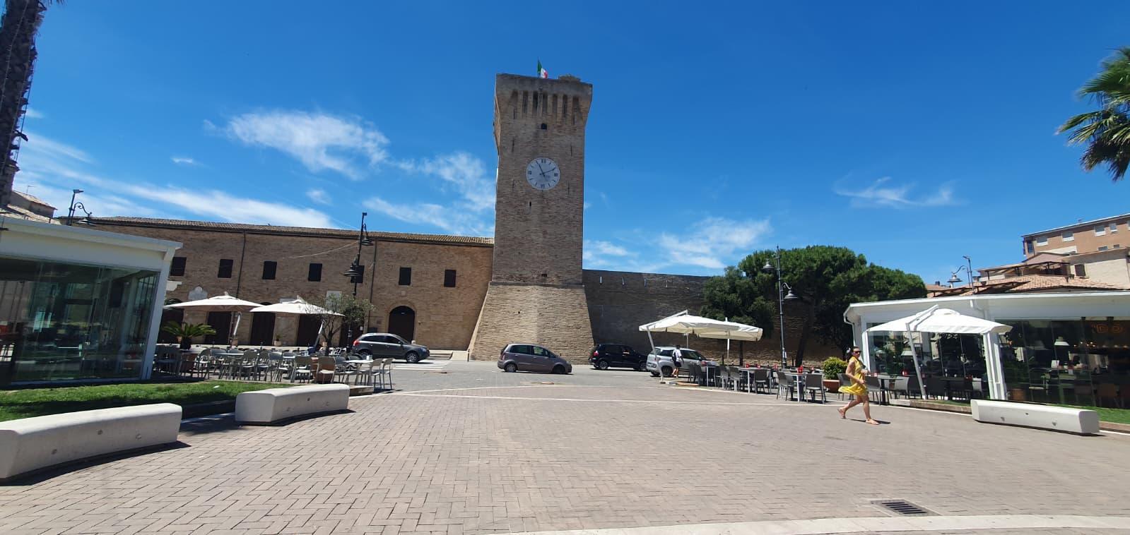 Pini abbattuti in piazza Brancondi: "È stata stravolta tutta la visuale"