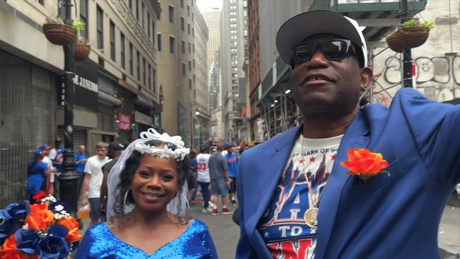 'They gave us the ring!' Couple dressed in Knicks-themed wedding ...