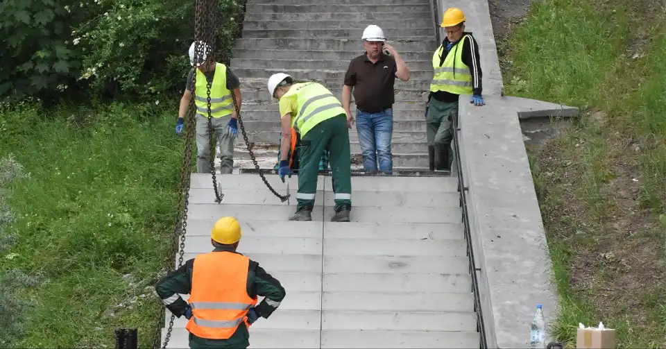 Schody na bulwar w Malborku w remoncie. Samo rozpoczęcie prac wymagało ...