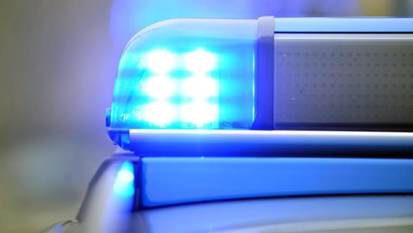 Rad fliegt von Pferdeanhänger: Mensch und Tier unverletzt