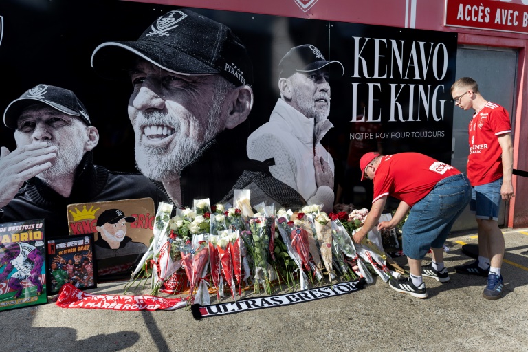 Foot : à Brest, plus d'un millier de supporters rendent hommage à Eric Roy