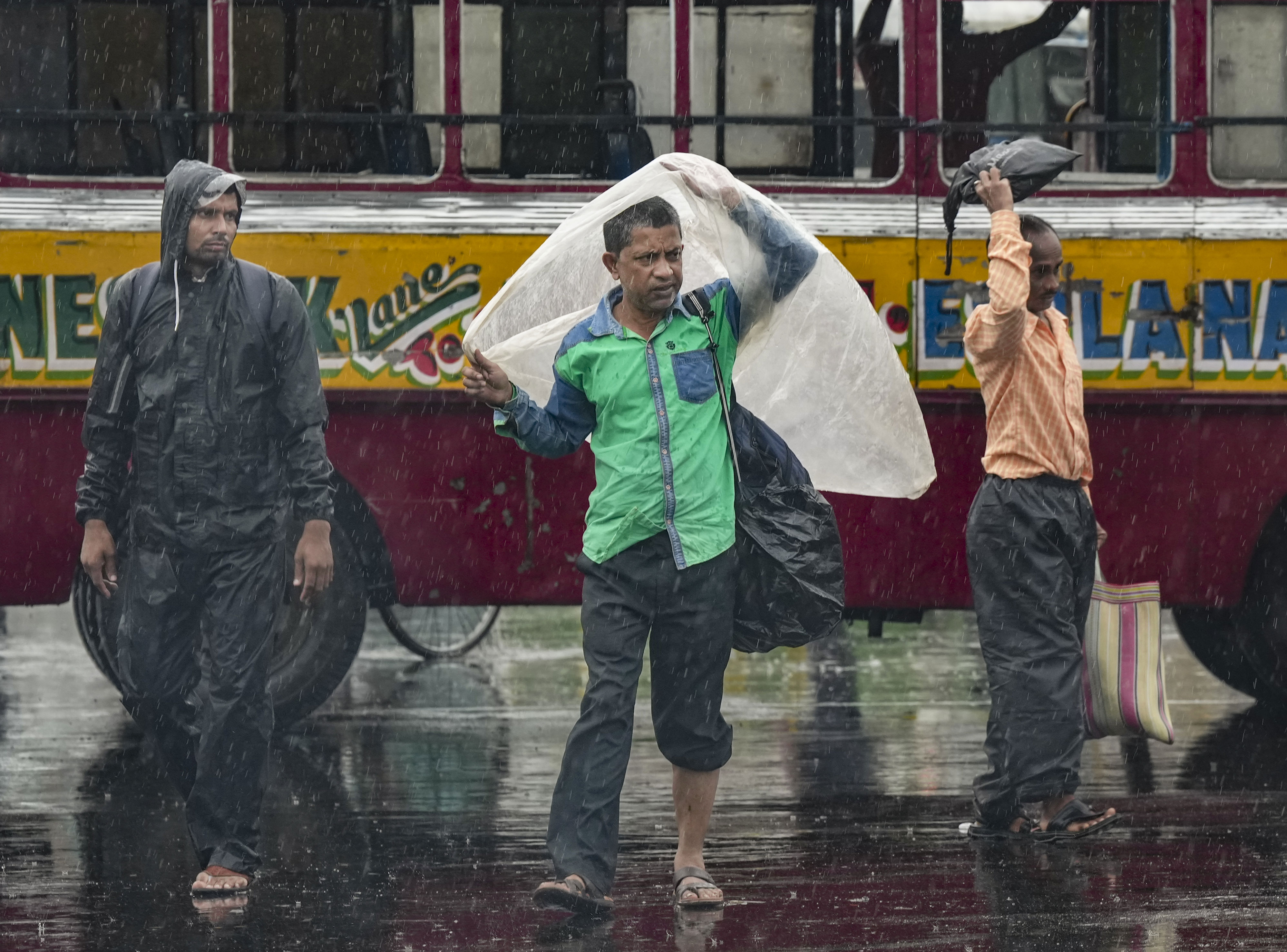 Heavy rain leaves Kolkata, adjoining areas waterlogged, causes traffic ...