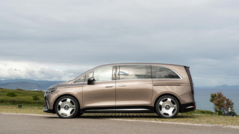 2028 Mercedes-Benz VLE first drive: Your 8K living room on wheels has ...