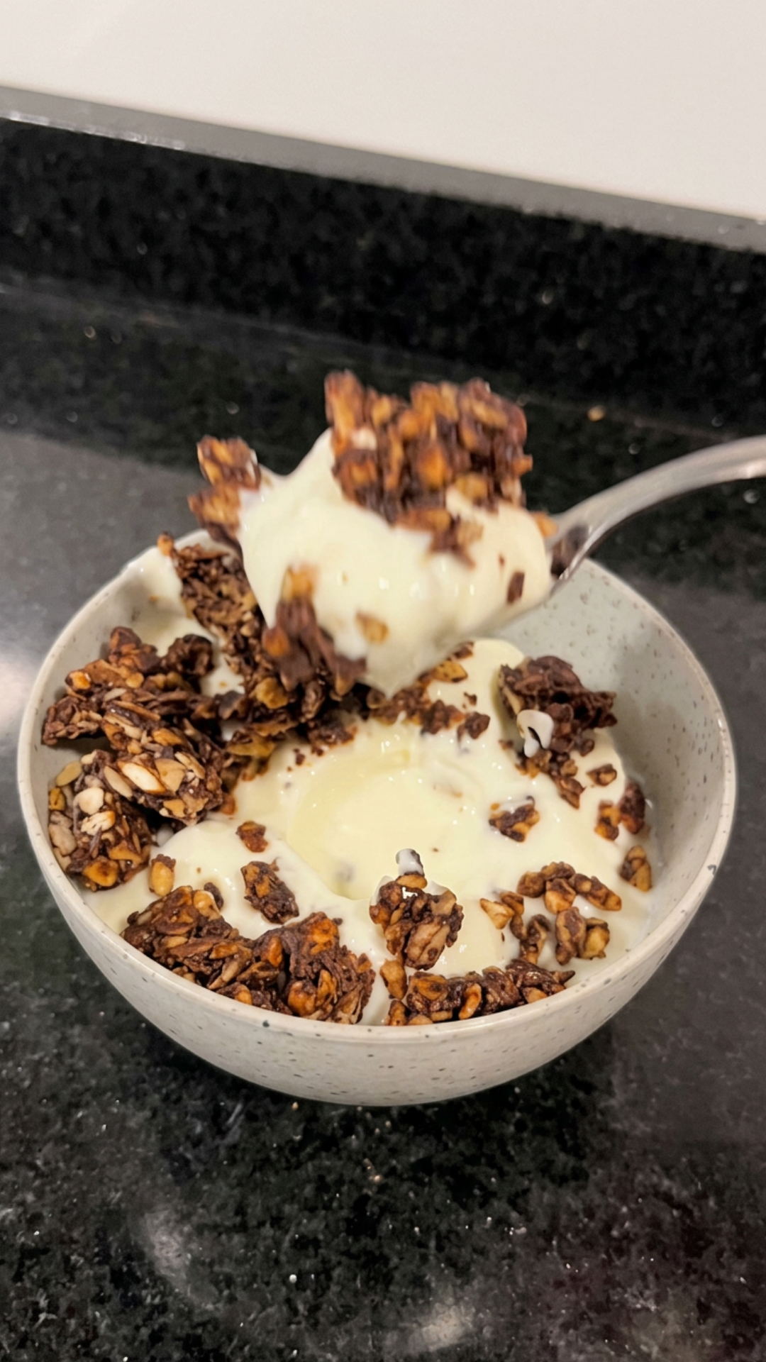 Yogur de almendras casero con ingredientes simples