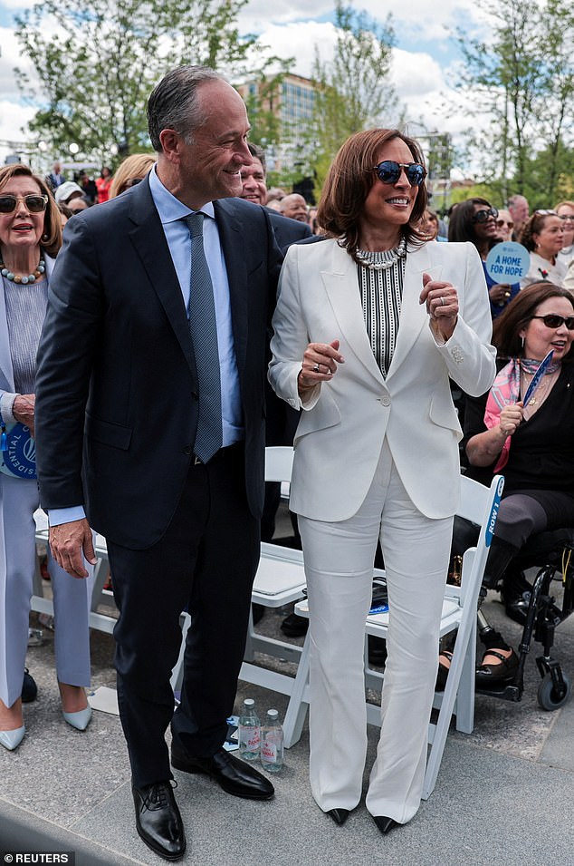 Bill Clinton's very cozy moment with Michelle while Hillary looks other ...