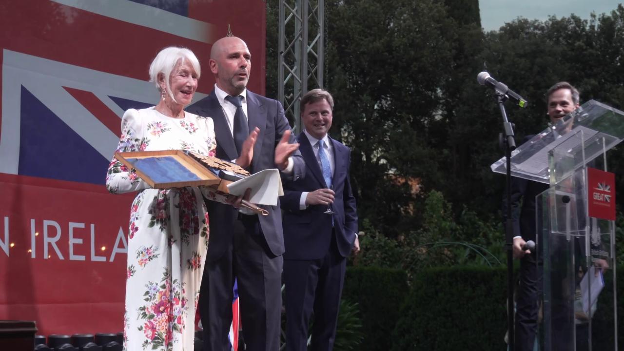 King's birthday party a Roma, Checco Zalone premia Helen Mirren: "Avrei ...