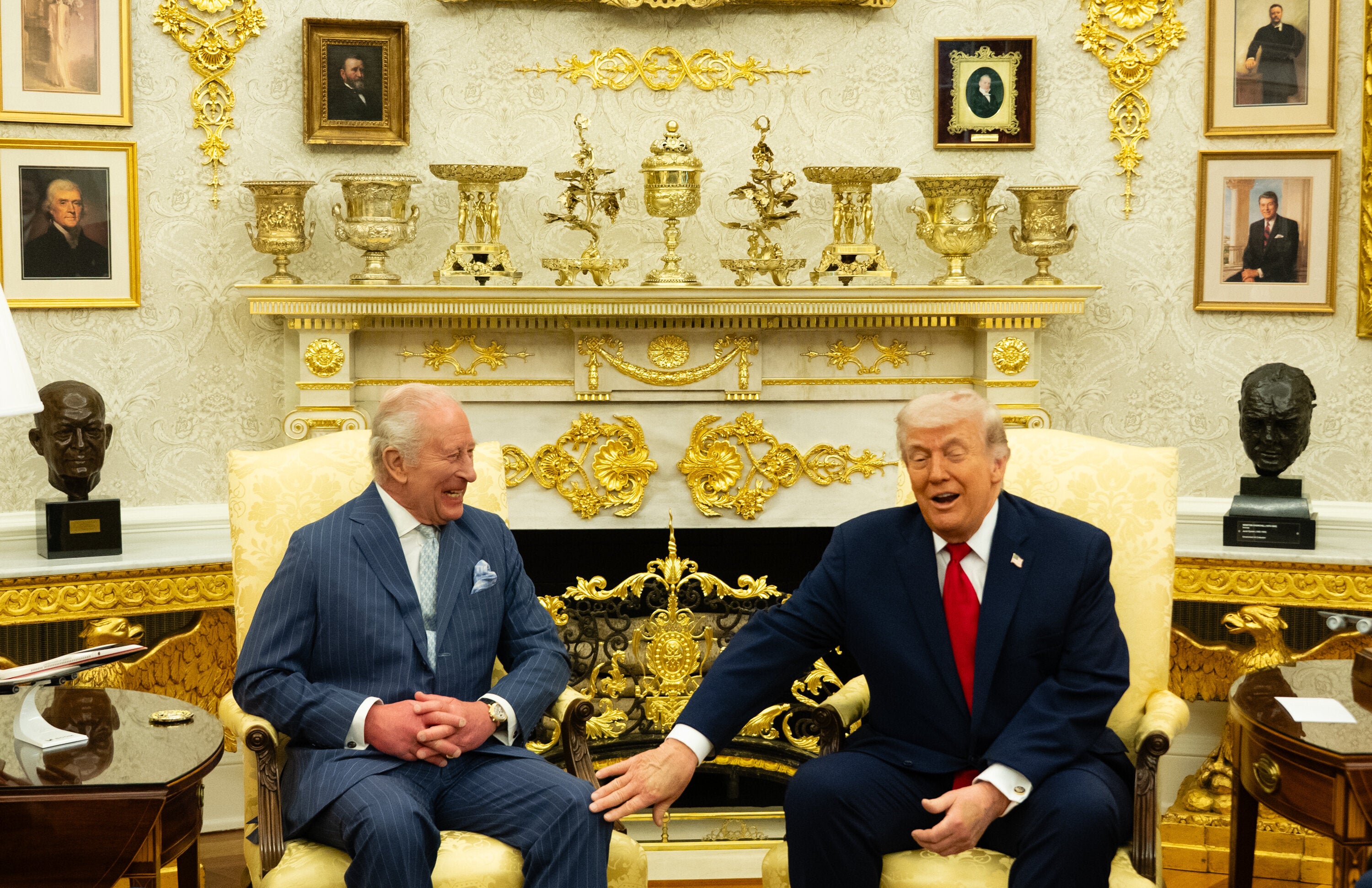 'Surprised no one': Trump's weird Oval Office 'super glue' moment ...