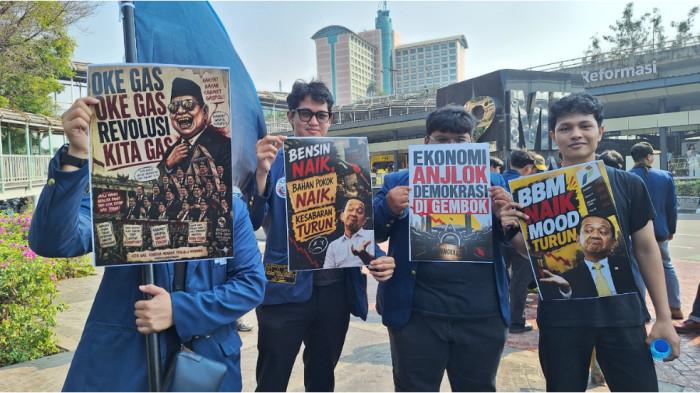 Berangkat ke DPR, mahasiswa Trisakti bawa bendera bertuliskan "Teddy ...