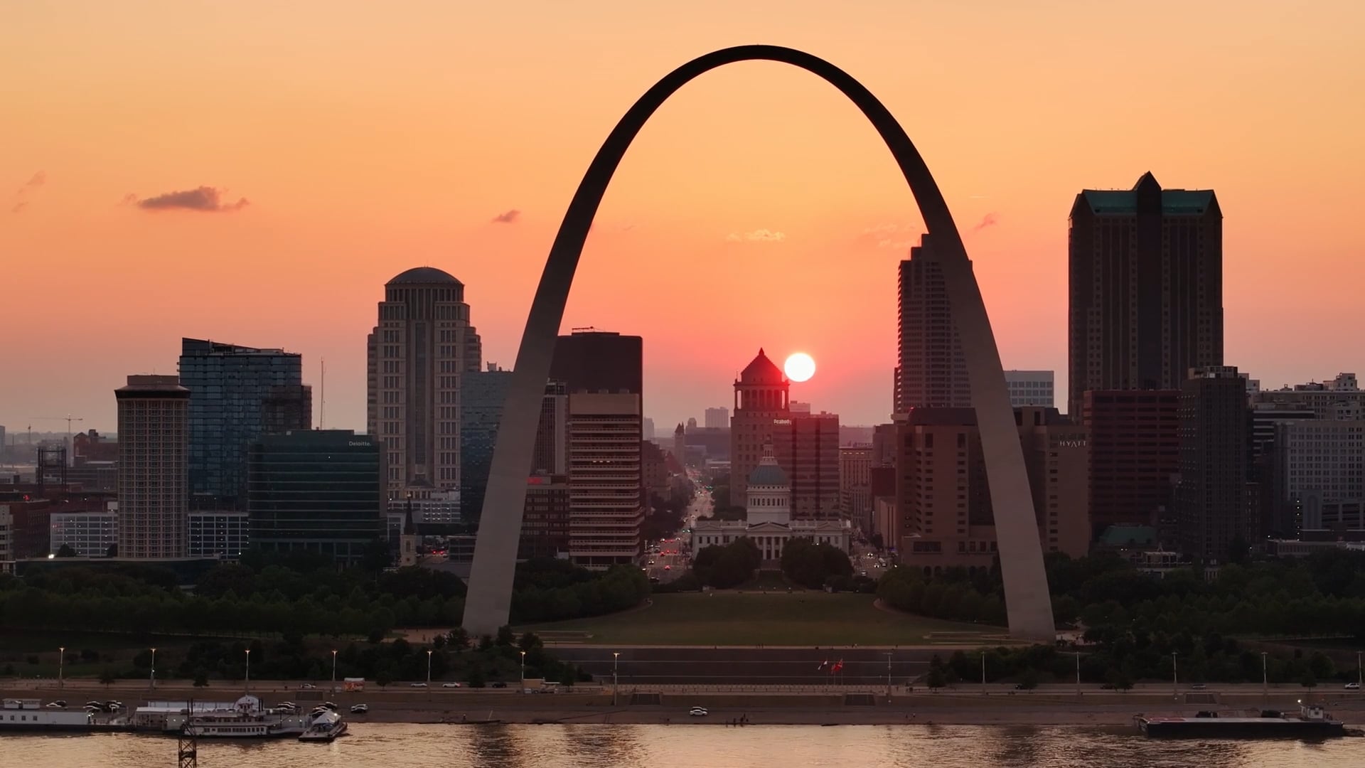 St. Louis Gateway Arch: Dron prolétá nejvyšší památkou ve Spojených státech