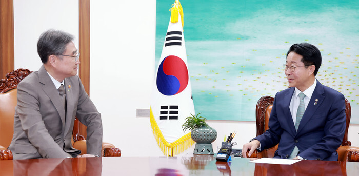 Parliamentary leader meets foreign minister
