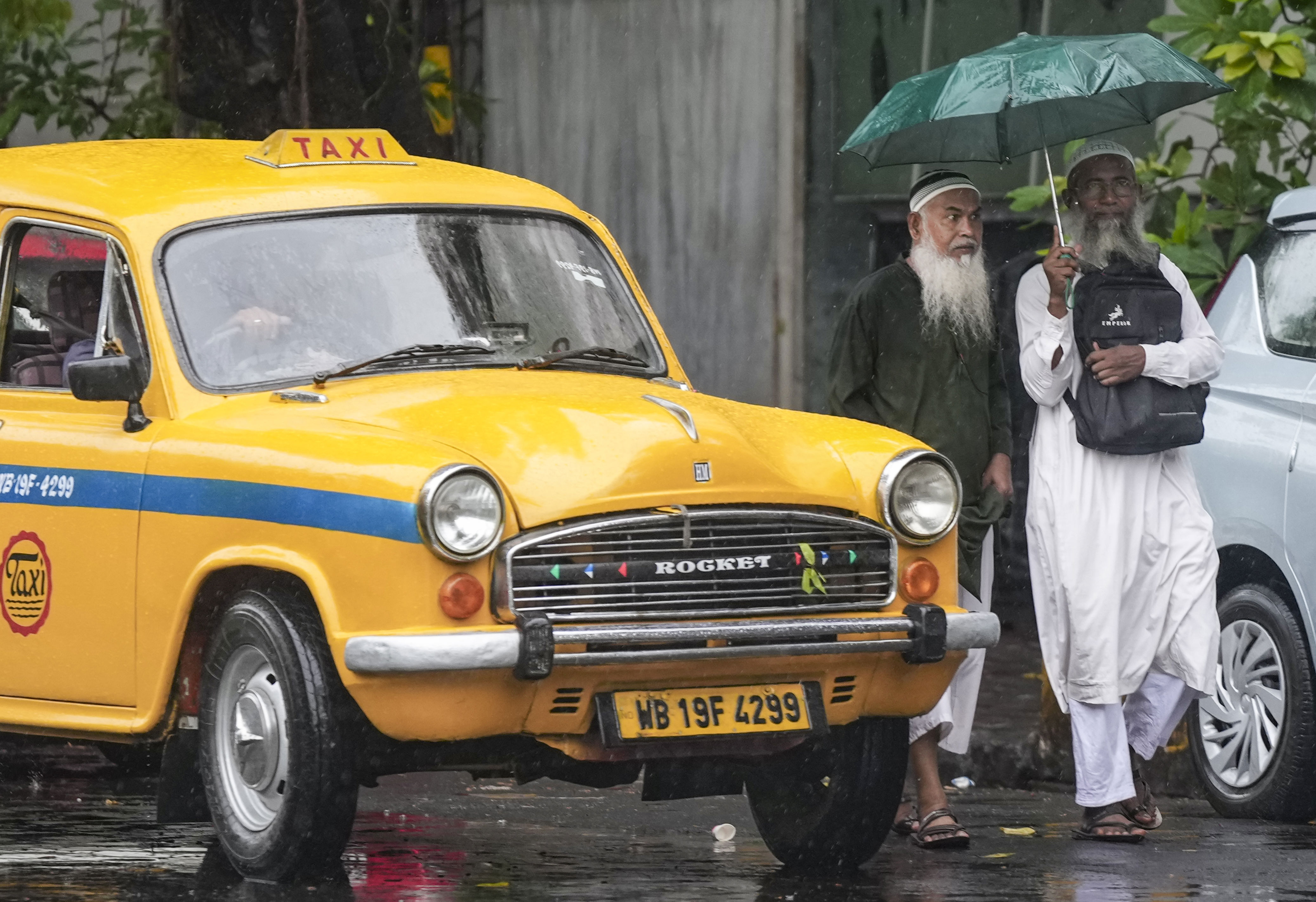 Heavy rain leaves Kolkata, adjoining areas waterlogged, causes traffic ...