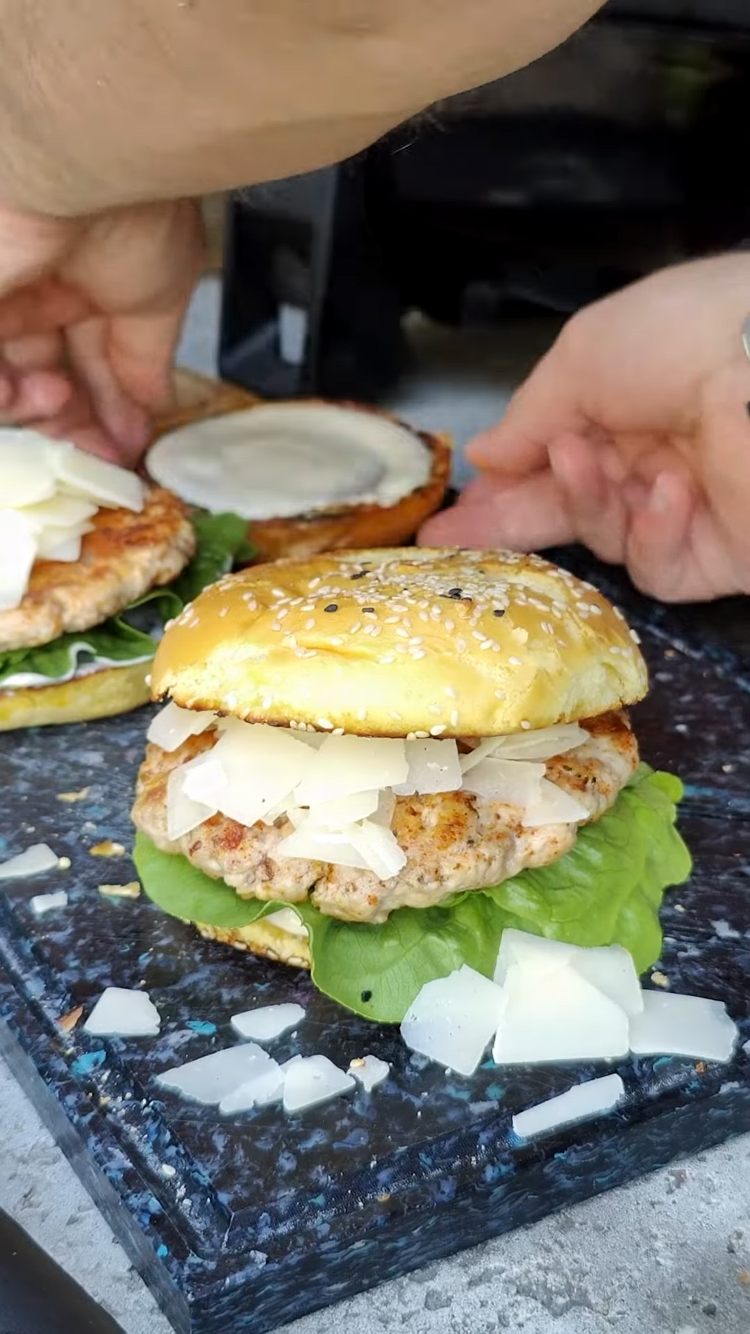 Zo maak je heerlijke Caesar kipburgers thuis