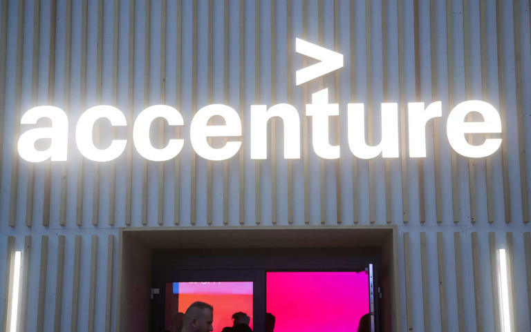 Accenture signals caution, but analysts see long-term IT opportunity