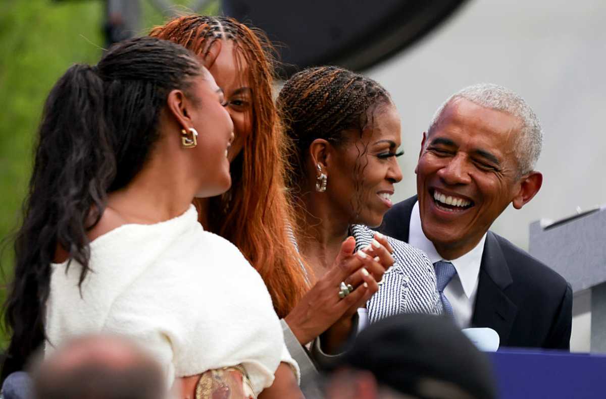 Malia and Sasha burst into laughter over dad Barack's gray hair at ...