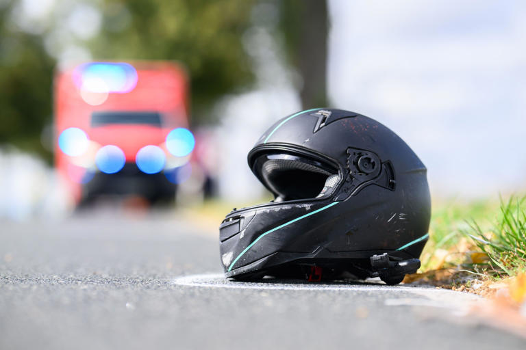 Nahe Flughafen: Biker-Horror auf Alte Kölner Straße – Stein zerbricht ...