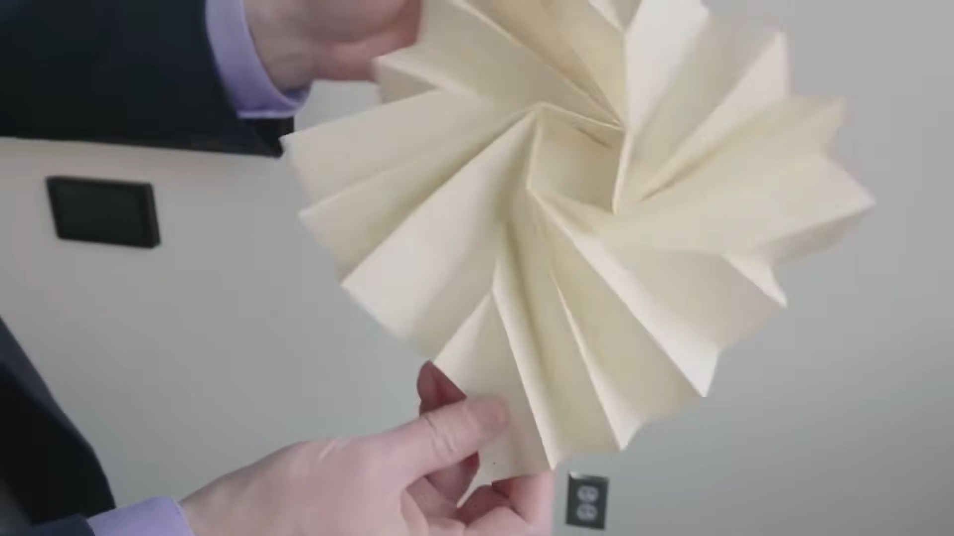 12 Lagen Kevlar gefaltet - dann stoppt Origami eine Kugel