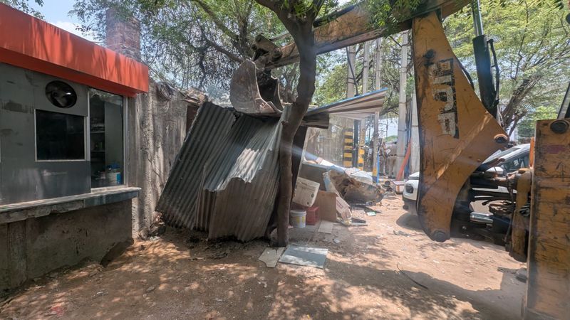Gurugram sealing drive leaves 40 families homeless; DLF tenants seek ...