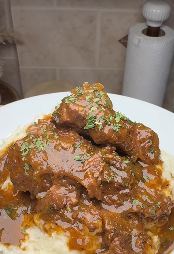 Kid-friendly dinner recipe: Cheesy mashed potatoes with steak and gravy
