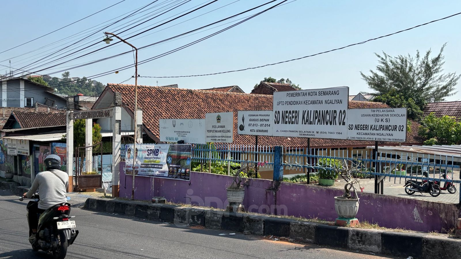 Berdarah, suami tusuk istri saat pembagian rapor di SDN Kalipancur 2 ...