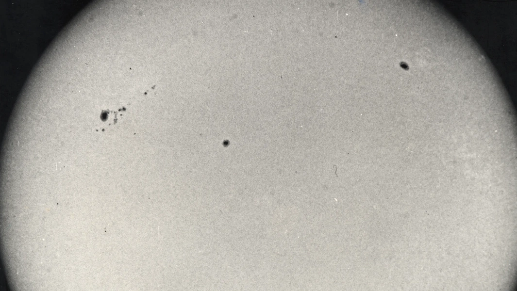 Departed sunspot AR4464 keeps flaring as AR4470 rises