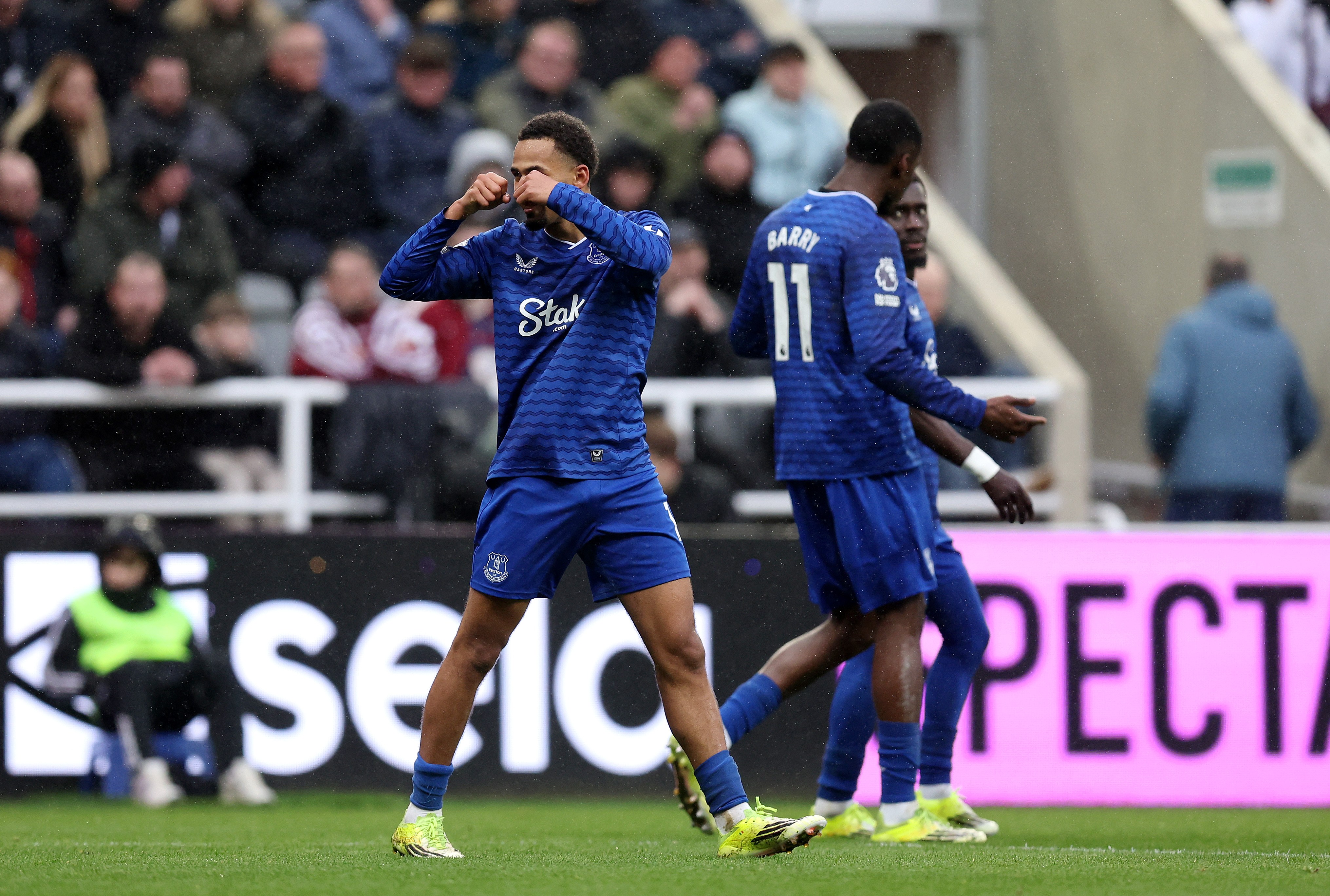 Friday’s Everton news: Barry rumours, new Ndiaye suitor, Eyong linked