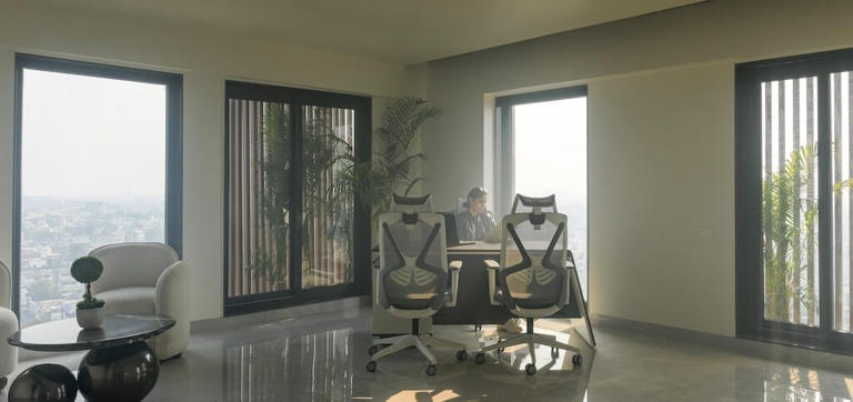 Kantor di India ini gunakan balkon lengkung di seluruh fasad