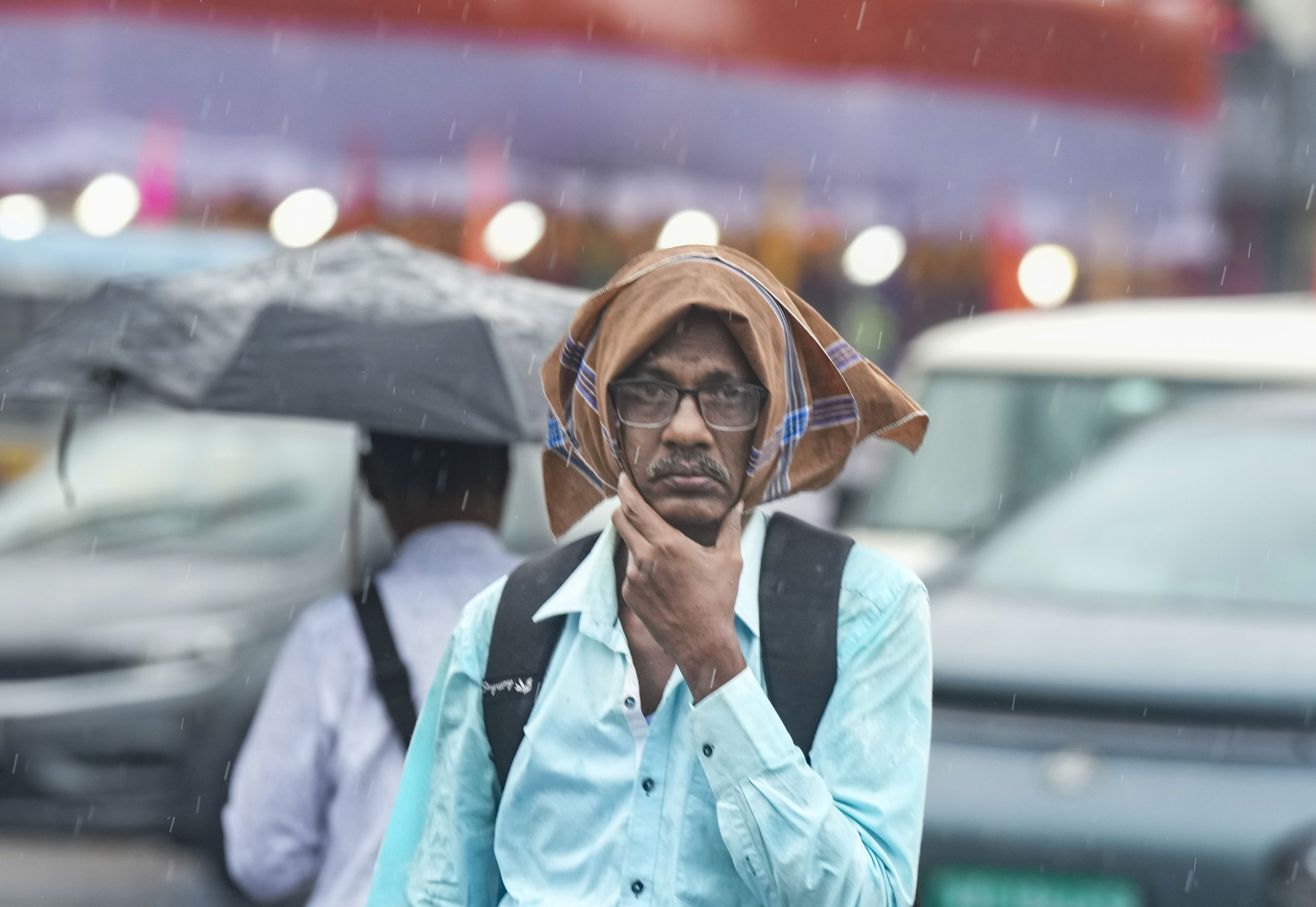 Heavy rain leaves Kolkata, adjoining areas waterlogged, causes traffic ...