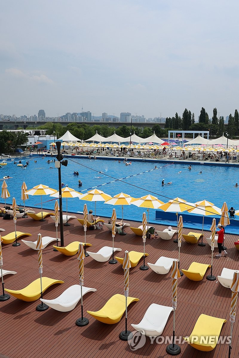 Riverside swimming pools open in Seoul