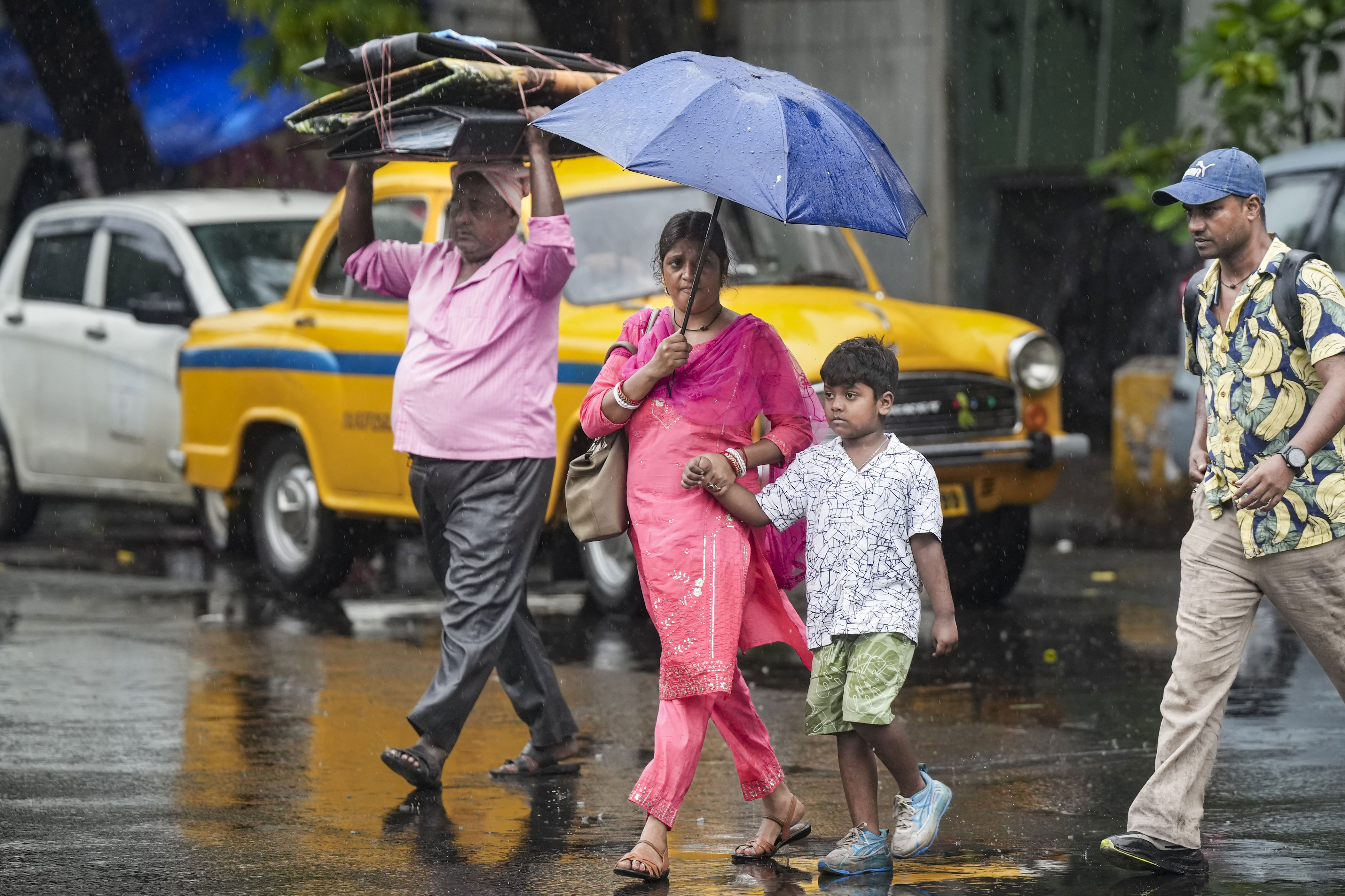 Heavy rain leaves Kolkata, adjoining areas waterlogged, causes traffic ...