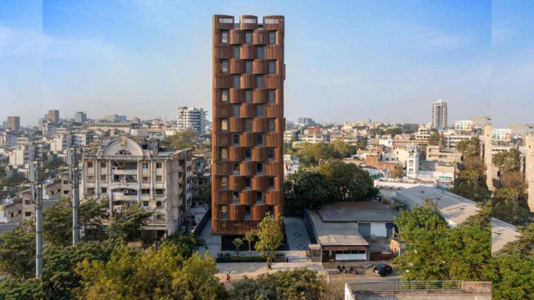 Kantor di India ini gunakan balkon lengkung di seluruh fasad