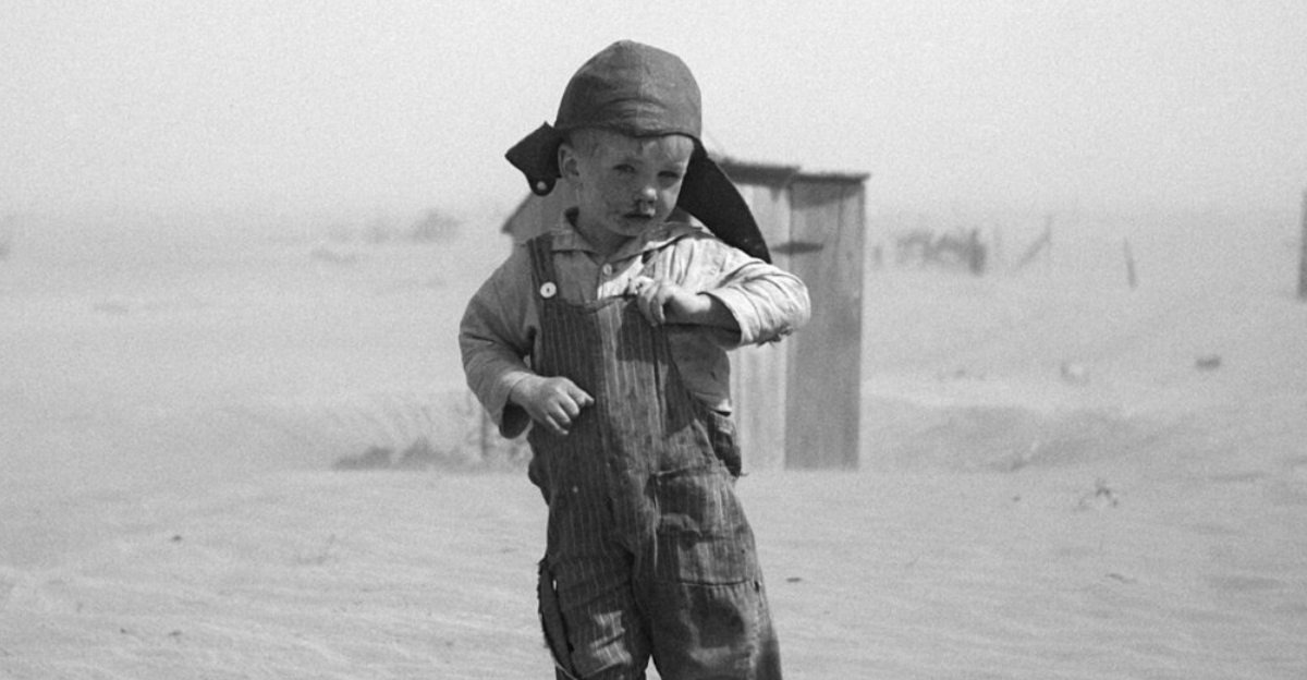 Rare historical photos that reveal the shocking wealth gap of the 1930s