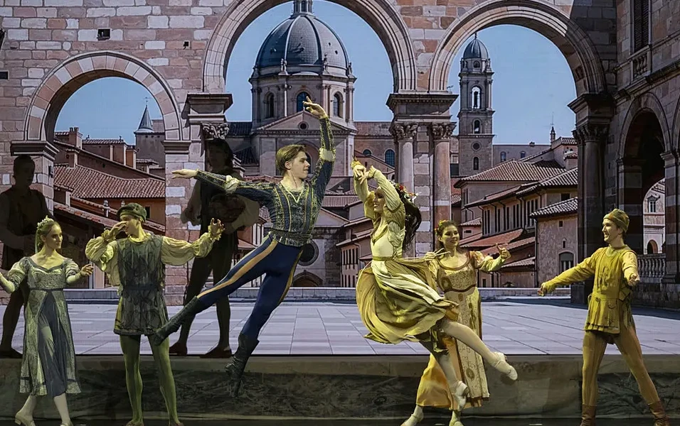 Stray cat steals finale of 'Romeo & Juliet' ballet in Turkey