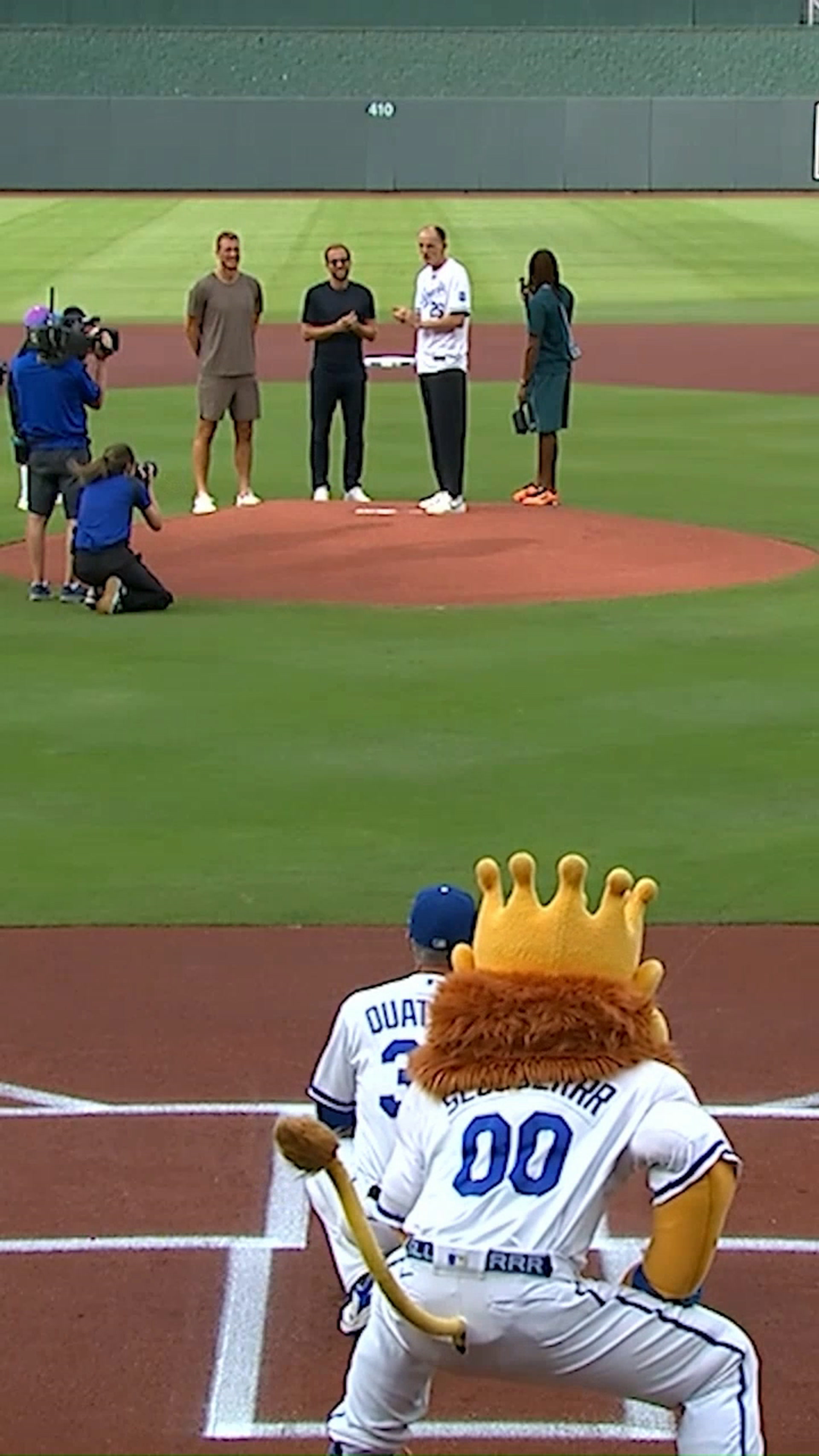 Thomas Tuchel throws out first pitch at MLB game