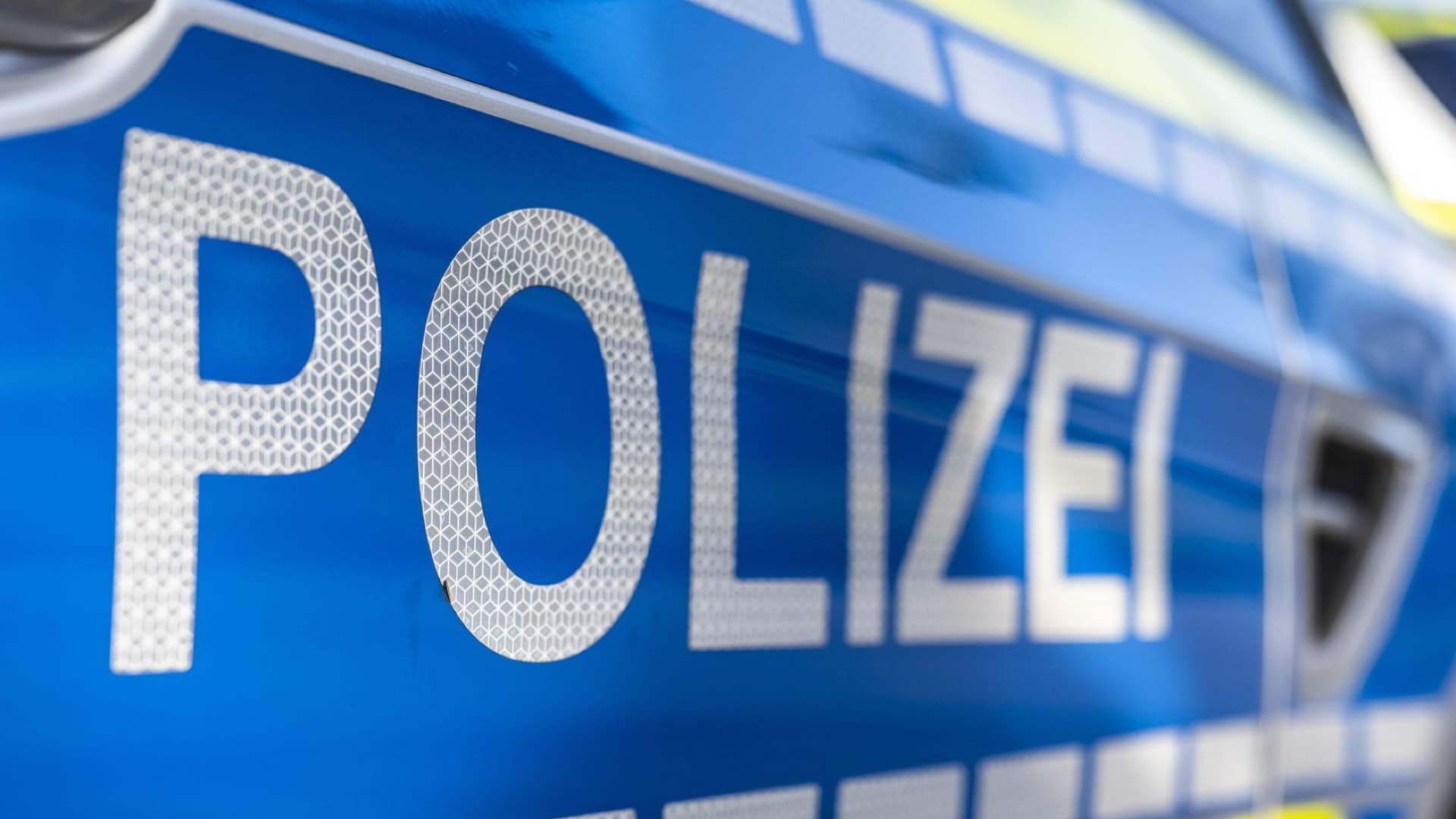 Gruppenschlägerei in Blaustein: Junge Frau fährt Passanten beim ...