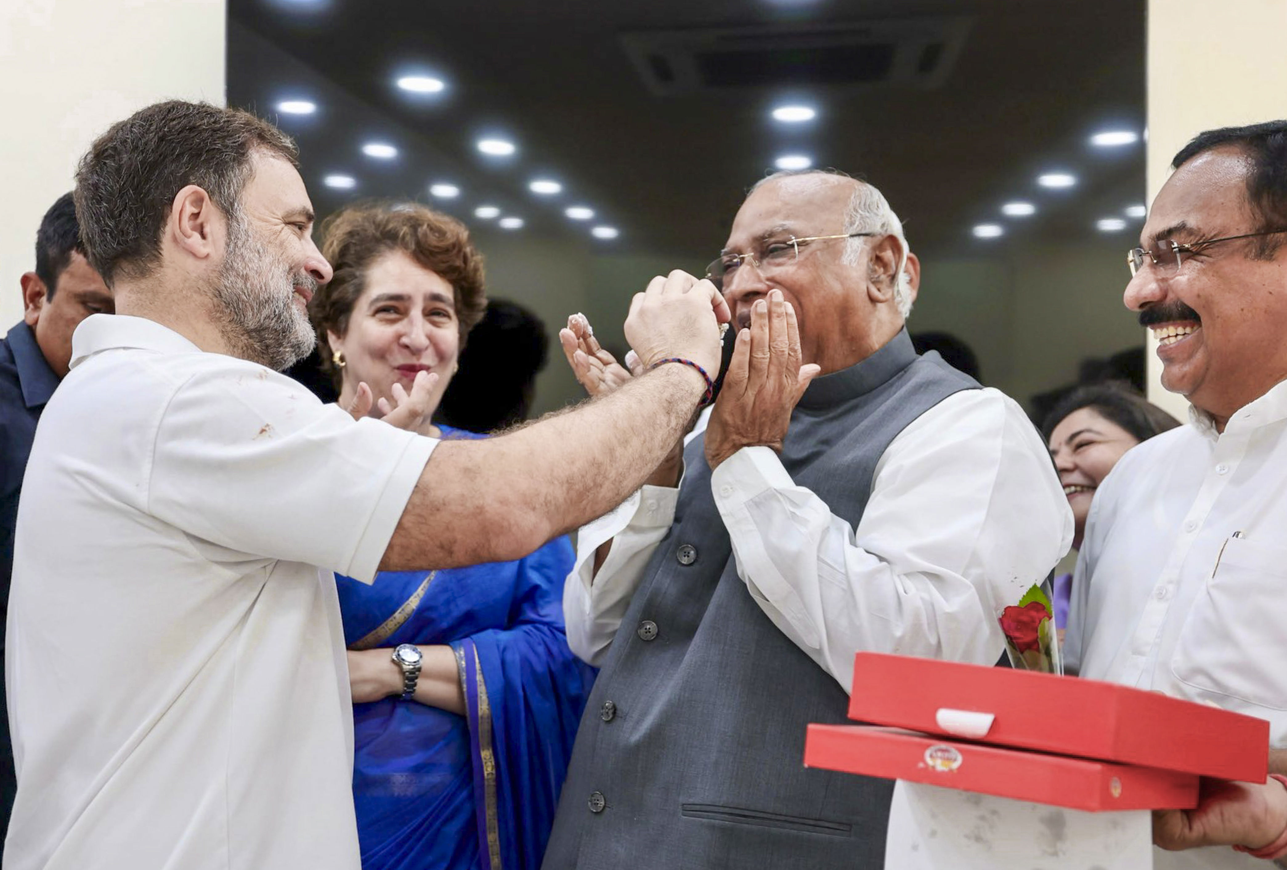 Shashi Tharoor hails Rahul Gandhi's leadership on his birthday, says ...
