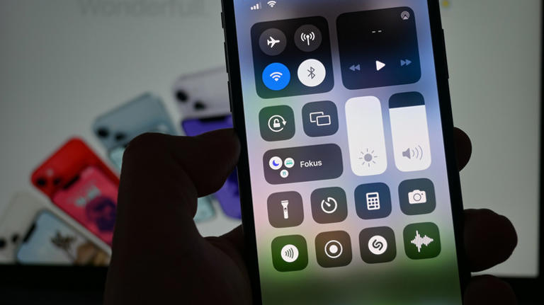 Why your iPhone's brightness suddenly drops by itself (and how to ...