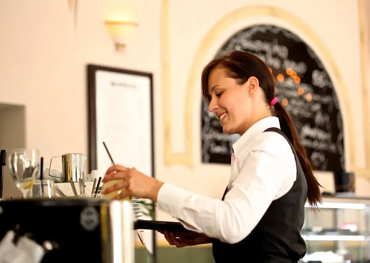 12 small things you do at a restaurant that frighten staff and scream a ...
