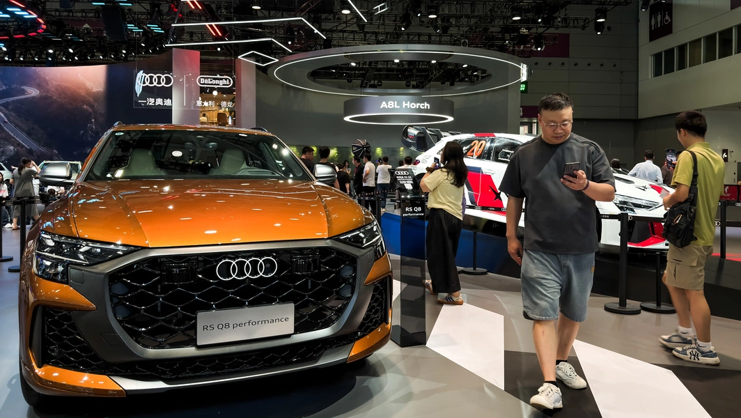 Luxury SUVs shed 'soccer mom' image to become male status symbols