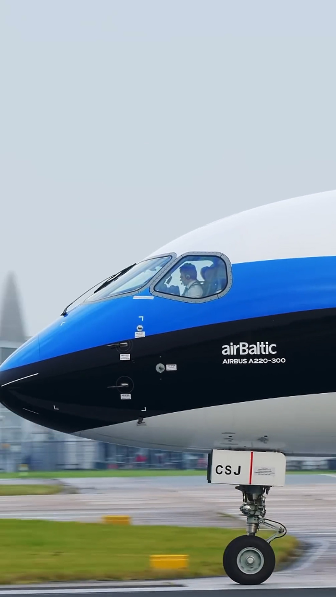 Airbus A220 livery divides plane spotters
