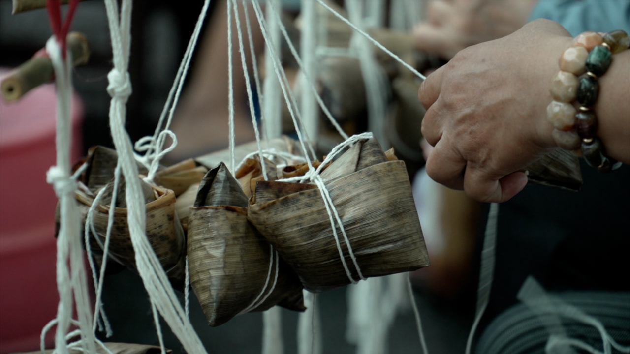 Hakka Town keeps Dragon Boat Festival spirit alive with zongzi