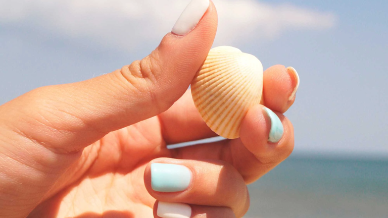 Zart, schimmernd, sommerlich: Sea Glass Nails sind der neue Mermaid ...