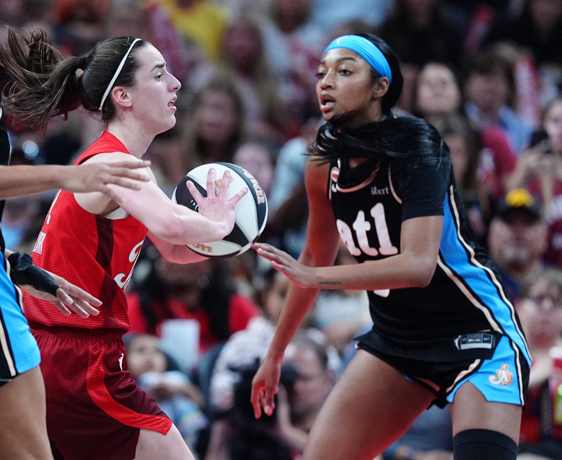 Angel Reese’s alleged 'dirty play' against Caitlin Clark goes viral ...