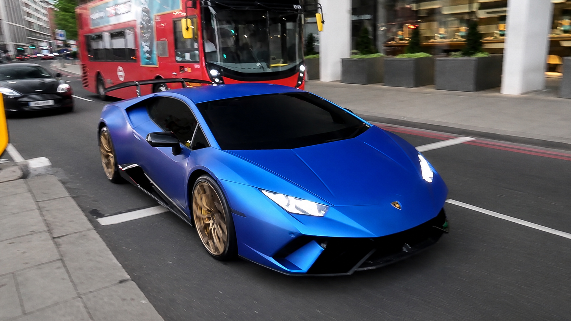 Blue Lamborghini Huracán of a millionaire turns heads
