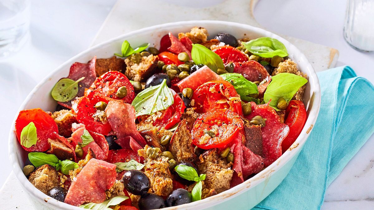 Tomaten-Brot-Salat mit Oliven